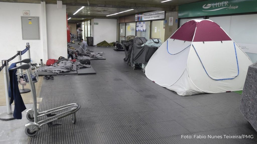 Quase 200 afegãos estão no aeroporto de Guarulhos; Prefeitura cobra ... Quase 200 afegãos estão no aeroporto de Guarulhos; Prefeitura cobra ...